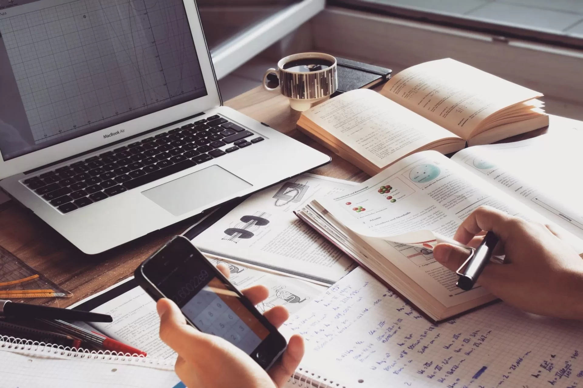 Posso fazer uma pesquisa científica sem mestrado ou doutorado?